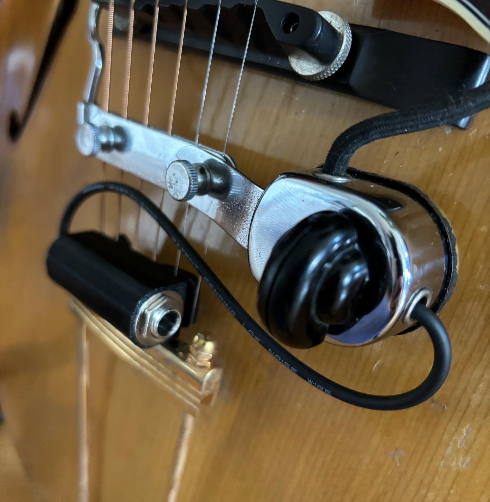 Archtop/Selmer floating bridge string-mounted output jack – Panique Jazz